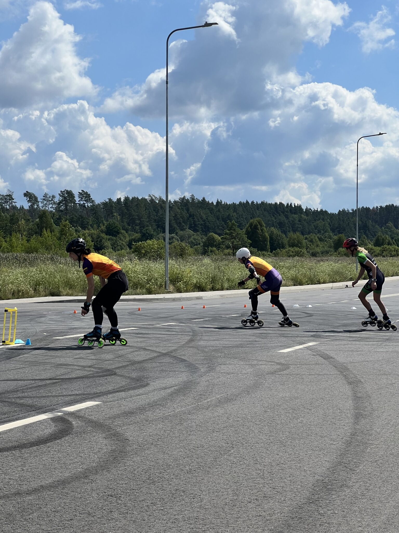 Ponai ir ponios, pasveikinkime Lietuvos greitojo riedėjimo čempionus ...